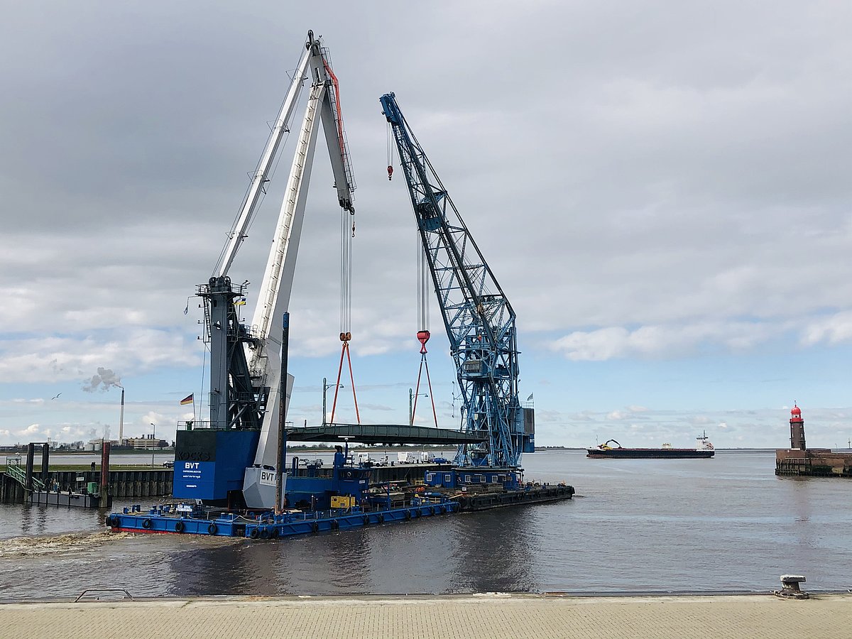 BVT Chartering und Logistics überführt älteste Brücke Bremerhavens auf ...